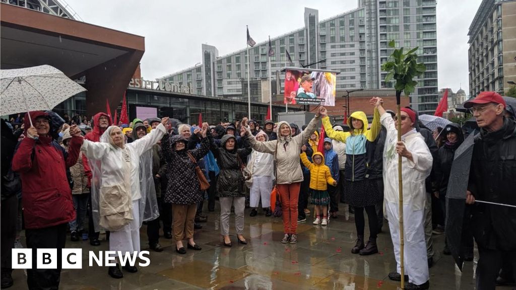 Peterloo anniversary: Hundreds gather in Manchester - BBC News