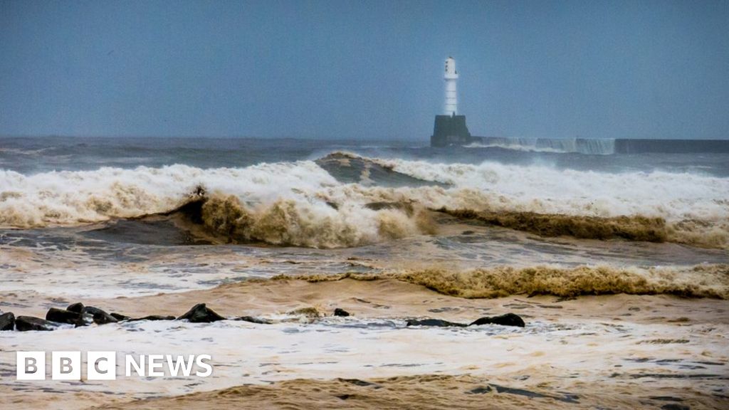 Flood warning as Storm Eleanor hits - BBC News