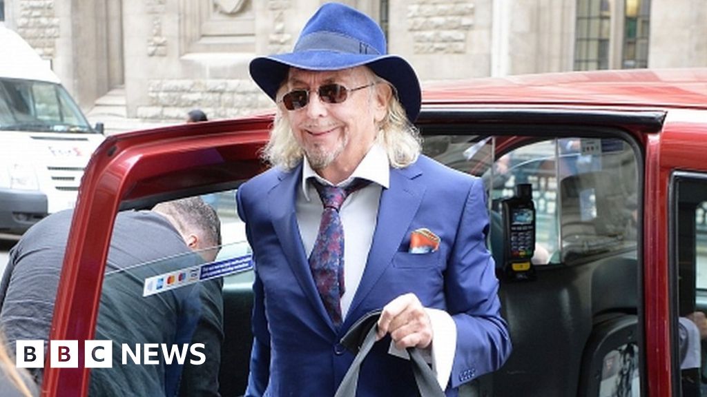 Oyston family 'treated Blackpool FC as cash machine' - BBC News