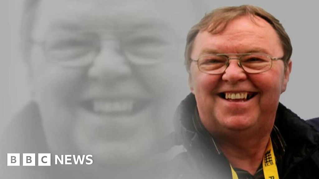 Tributes paid to 'voice of Yorkshire cricket' Dave Callaghan - BBC News