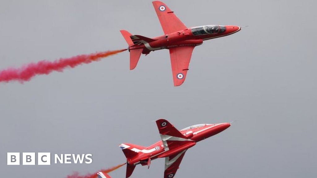 Cromer Carnival: Red Arrows cancel display hours before show - BBC News