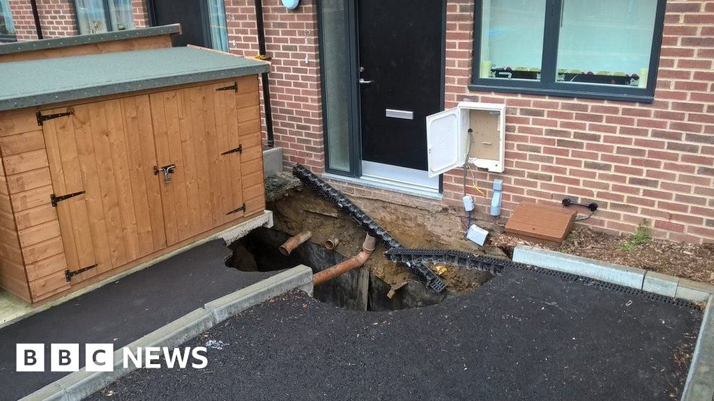 Homes evacuated after sinkhole appears in Plumstead - BBC News