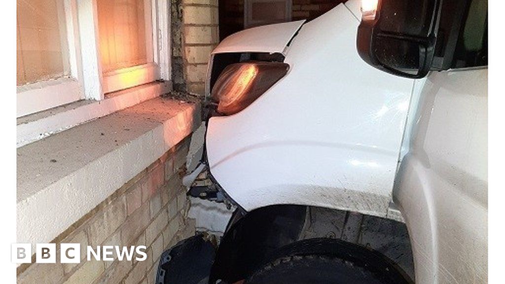 'Revenge attack' driver jailed after Huntingdon crash - BBC News