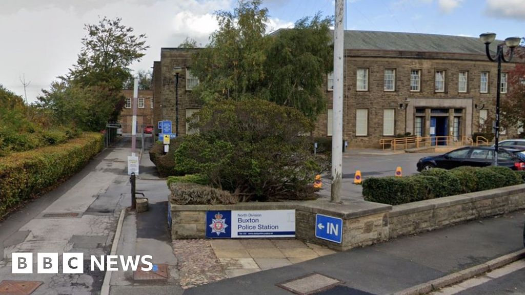 Shaun Elliott: PC denies police station assault - BBC News