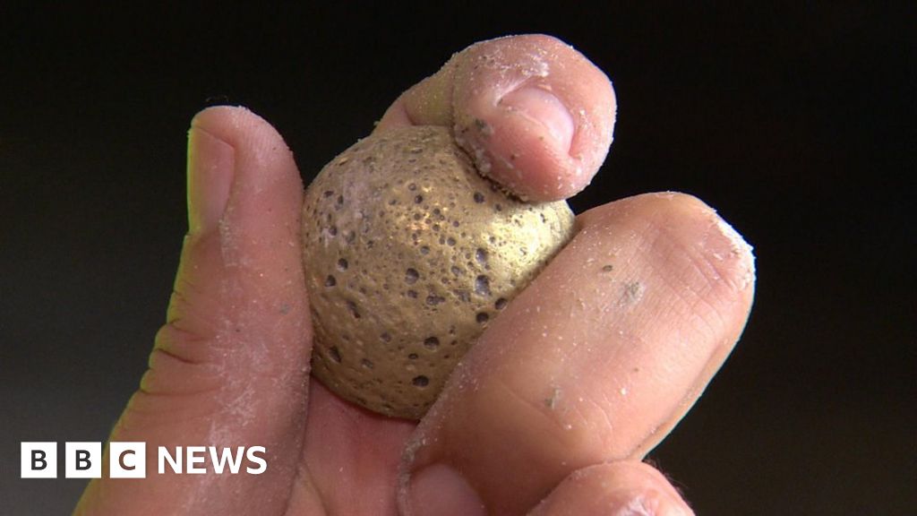 A glacial gold rush in the glens - BBC News