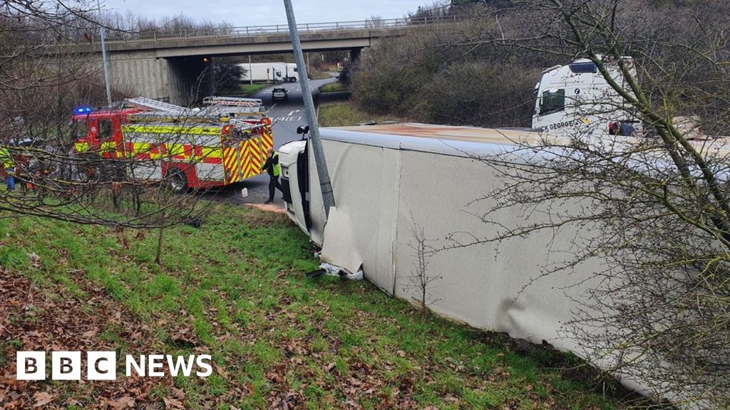 A14/A45 junction at Thrapston closed by overturned lorry - BBC News
