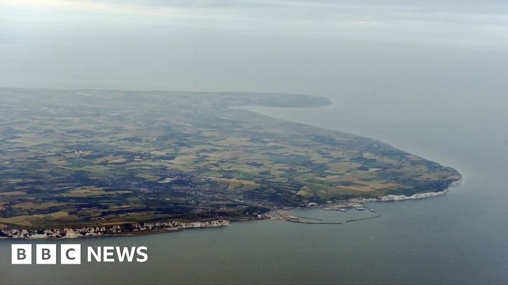 Suspected migrants found in dinghy on beach near Dover - BBC News