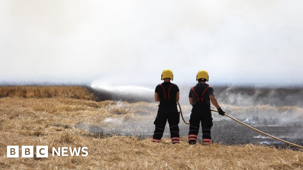 Pondersbridge crop fire battled as UK heatwave takes hold - BBC News