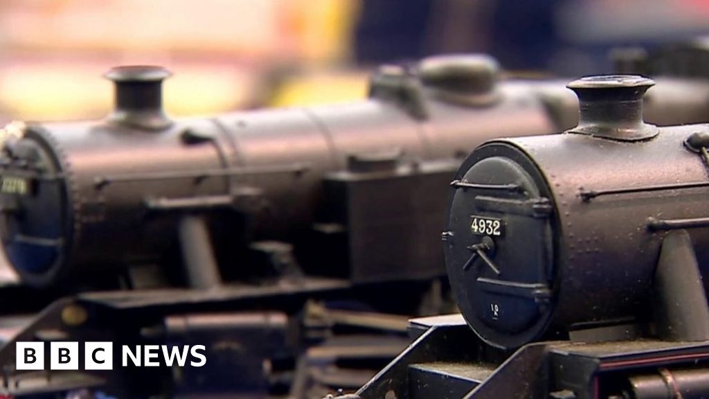 Oldham model train collection fetches £231k at auction - BBC News