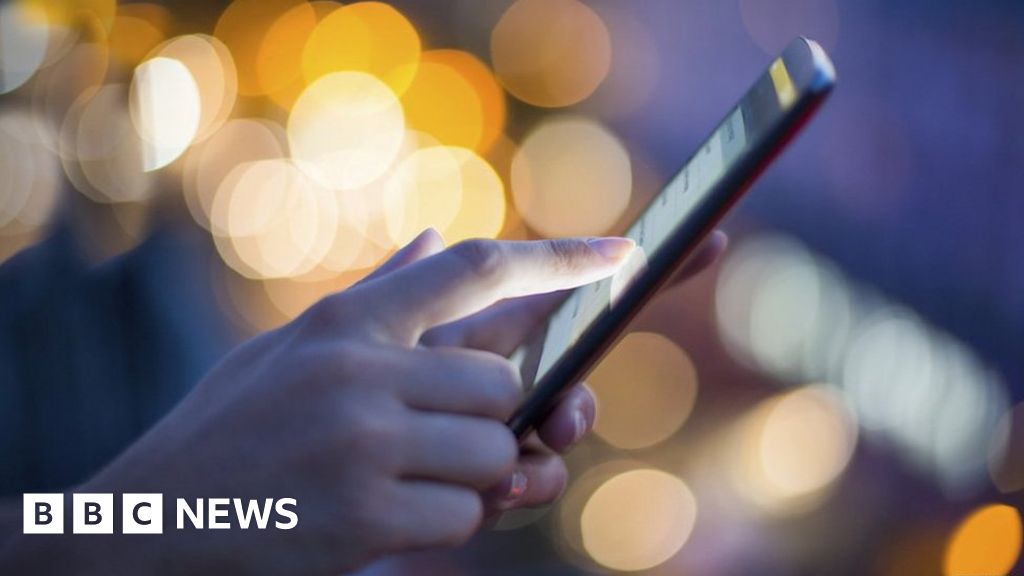 A Point of View: Phoneless in Paris - BBC News