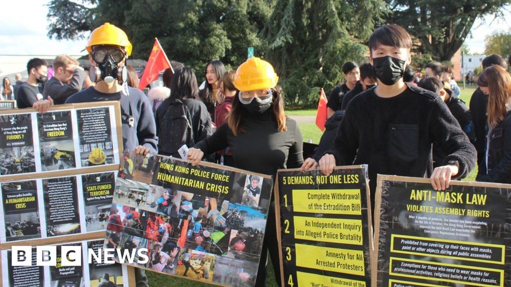 Reading students gather in support of Hong Kong protesters - BBC News