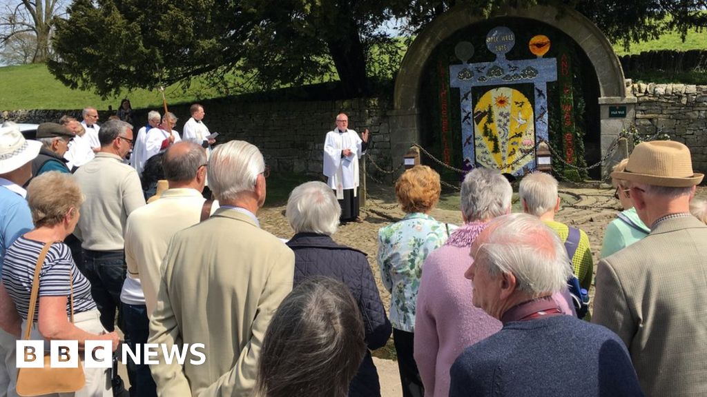 Crowds flock to Tissington Well Dressings - BBC News