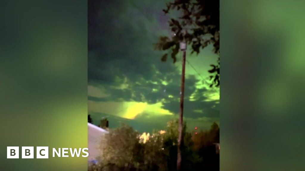 Mesmerising Northern Lights visible in US and Canada - BBC News