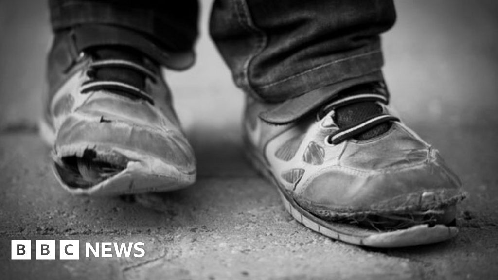 Children in deprived areas more likely to go into care - BBC News