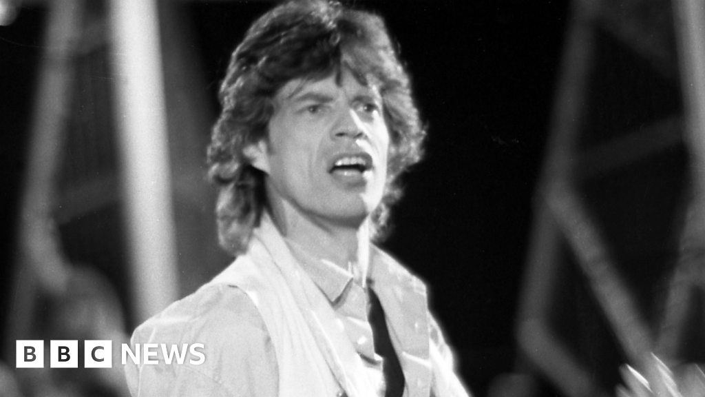 Mick Jagger's autobiography he couldn't recall writing - BBC News