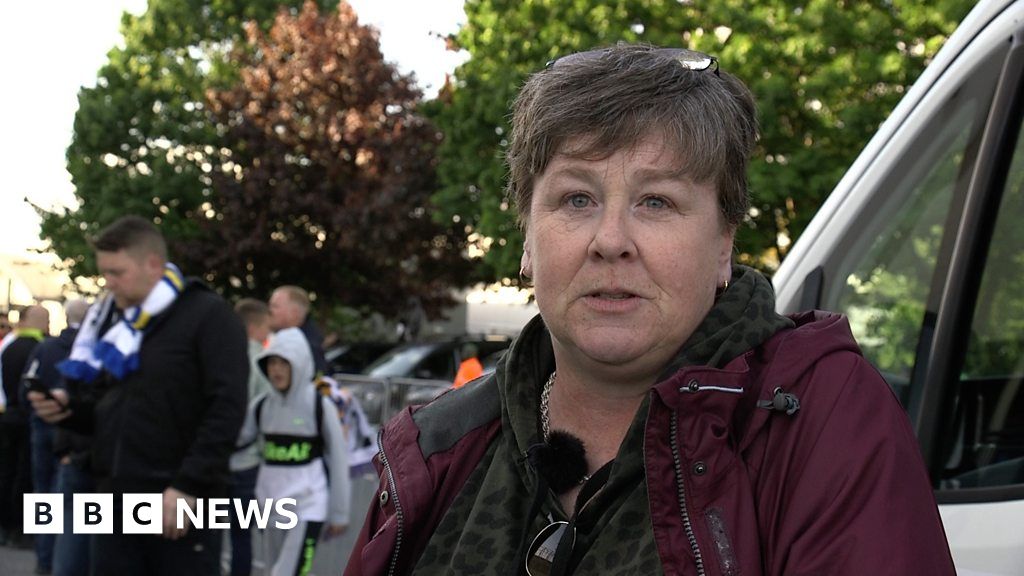 Leeds United fans donate to food banks at Elland Road - BBC News
