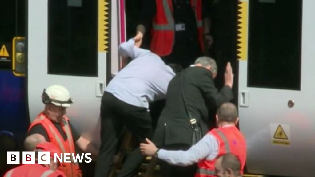 Commuters rescued from broken train after three-hour wait - BBC News