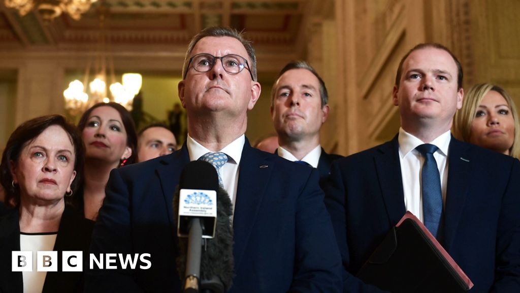 DUP blocks NI government as election call looms - BBC News