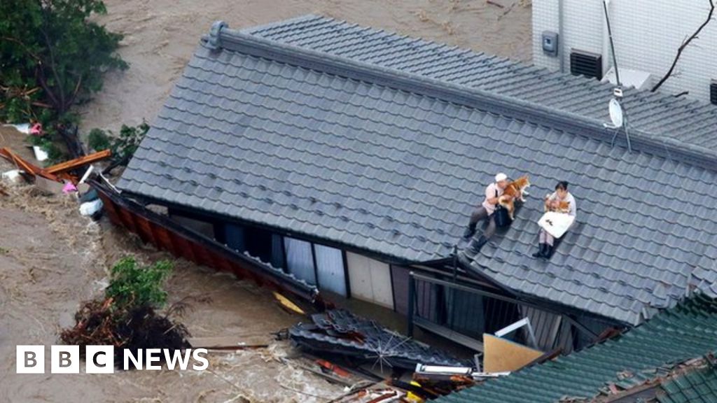 Japan flood: Helicopter plucks man from rooftop - BBC News