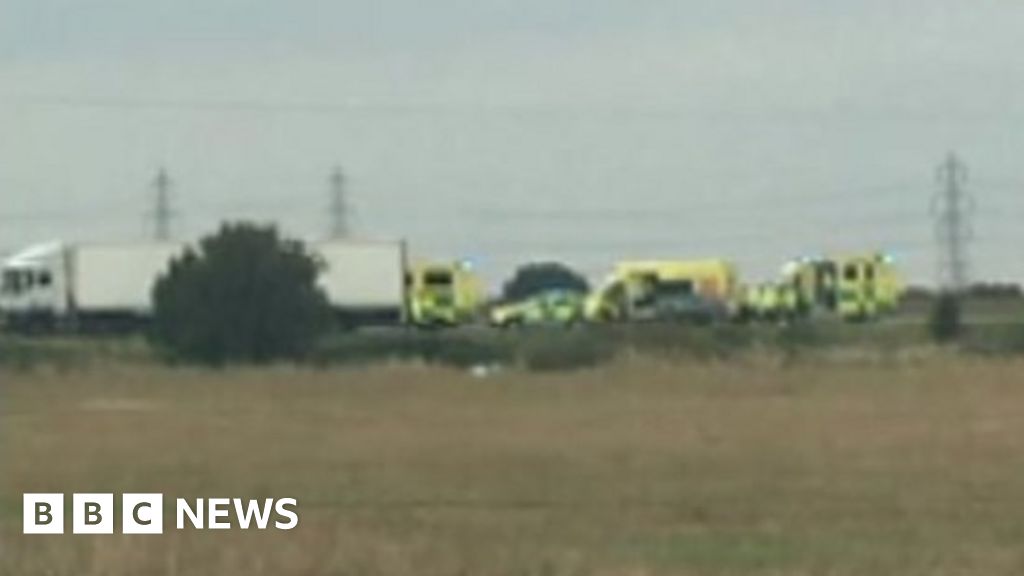 M62 crash: Baby boy and toddler sister die in hospital - BBC News