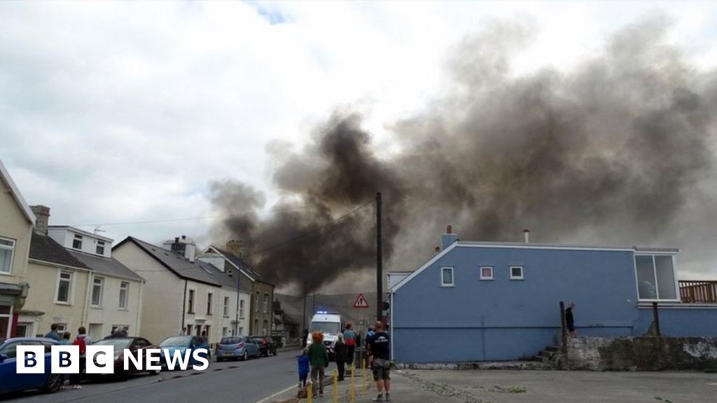Borth Fire: High Street blaze ‘coming to an end’ - BBC News