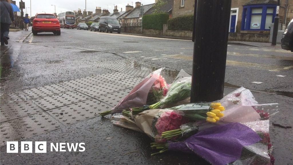 Woman dies after being hit by bus in Edinburgh - BBC News