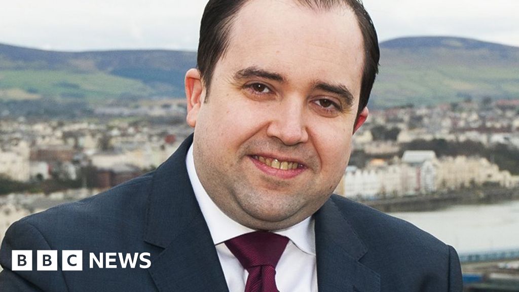 David Ashford replaces Kate Beecroft as Manx Health Minister - BBC News