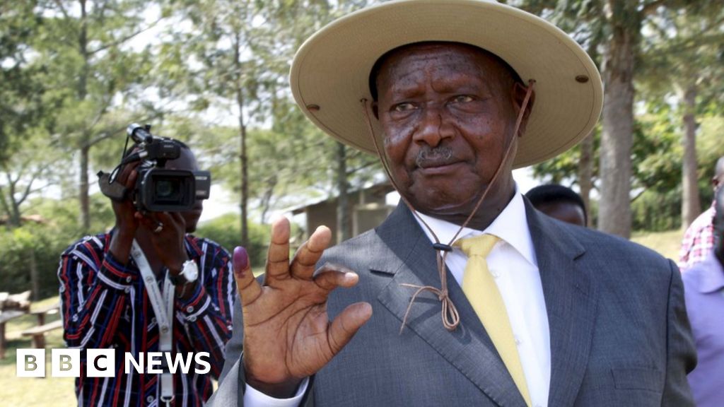 Uganda election: Yoweri Museveni set to extend rule - BBC News