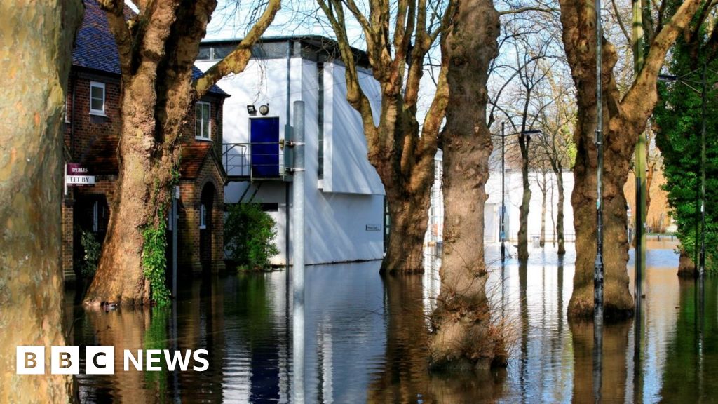 Winchester flood defence wall to be built - BBC News