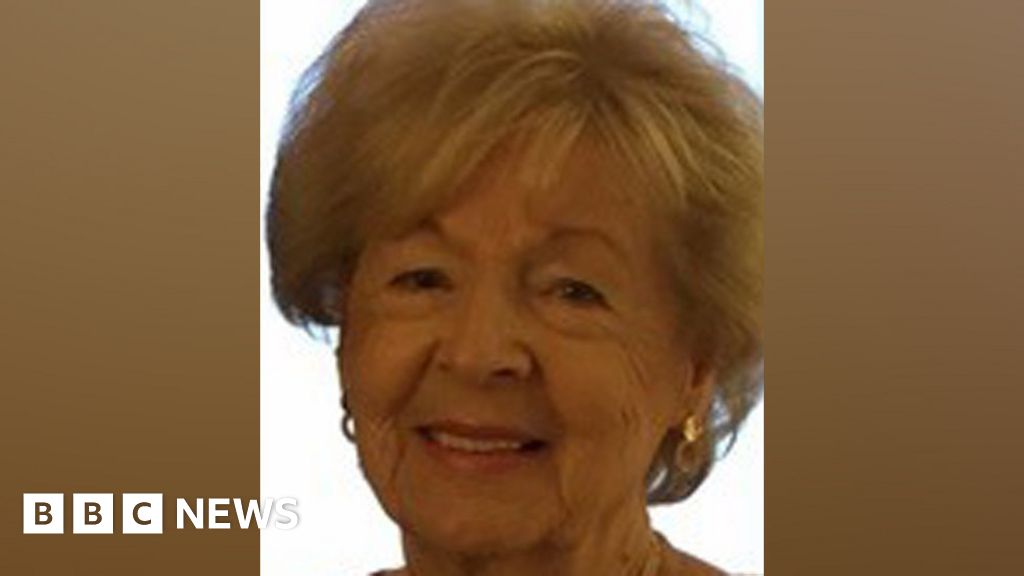 Liverpool: Family pay tribute to woman, 91, hit by car - BBC News