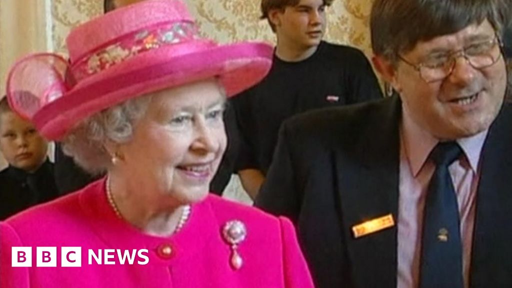 Berwick: England's most northerly town pays tribute to Queen - BBC News
