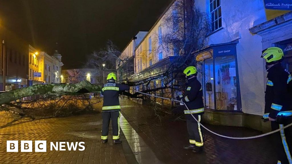 Somerset and Gloucestershire disruption as Storm Isha hits - BBC News