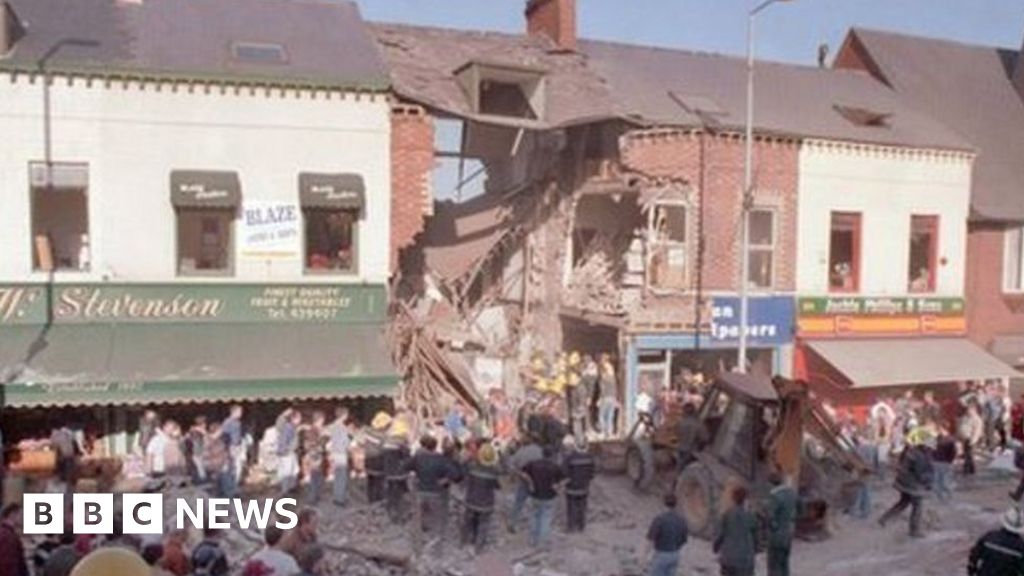 Shankill bomb: Mother recalls plea for help from Sean Kelly - BBC News
