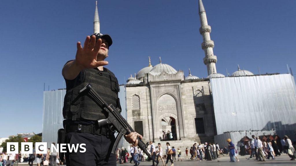 Turkey coup attempt: Lives resume under state of emergency - BBC News
