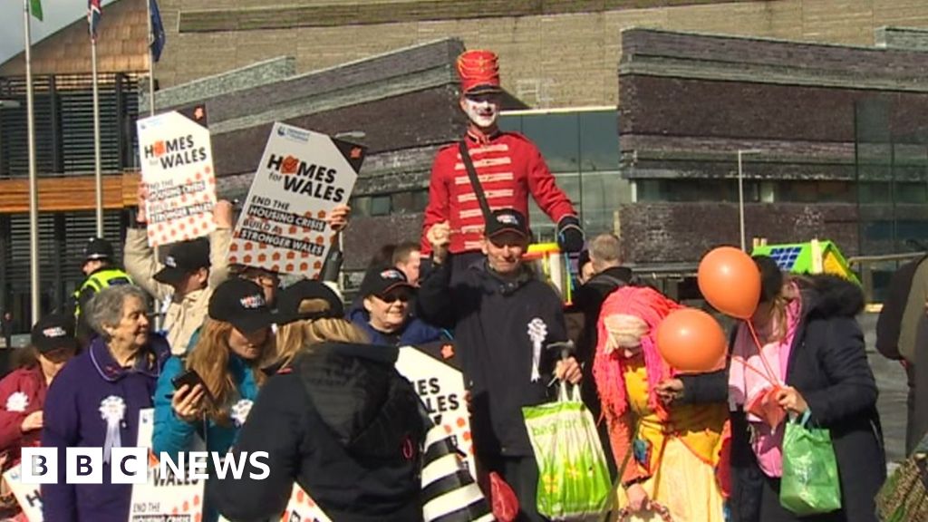 Hundreds of people at Cardiff rally for 'end of housing crisis' - BBC News