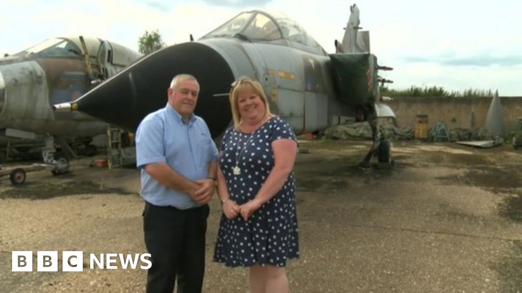 Husband and wife spend six years building fighter jet - BBC News