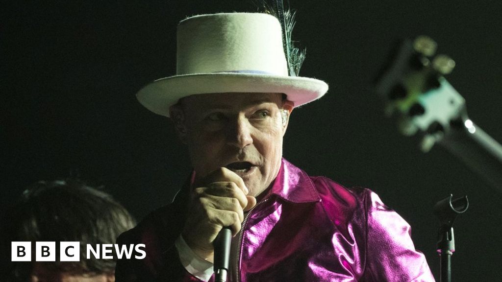 Tragically Hip: Dying singer Gord Downie bids Canada farewell - BBC News