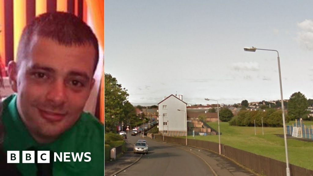 Murder inquiry launched into 'doorstep stabbing' in Glasgow - BBC News