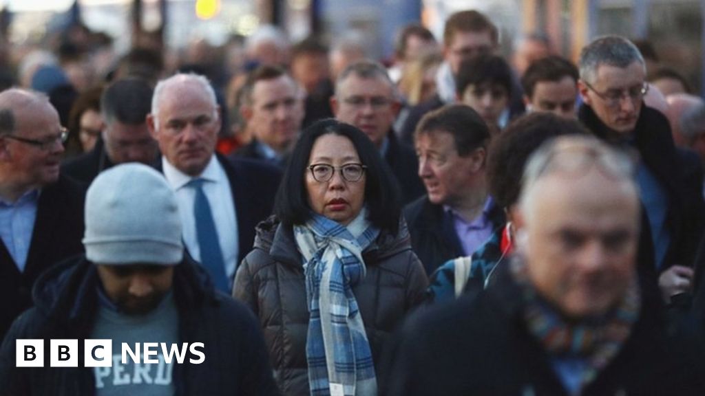 South Western Railway guards vote for more strikes - BBC News