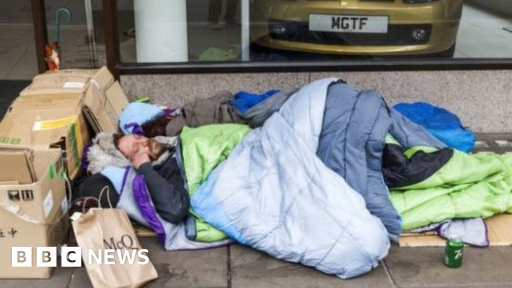Homeless invited to register to vote at Bristol bar - BBC News