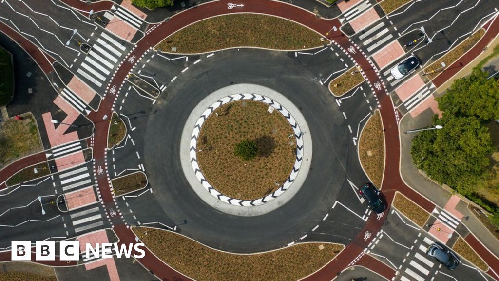 Cambridge: Figures reveal collisions on Dutch-style roundabout - BBC News