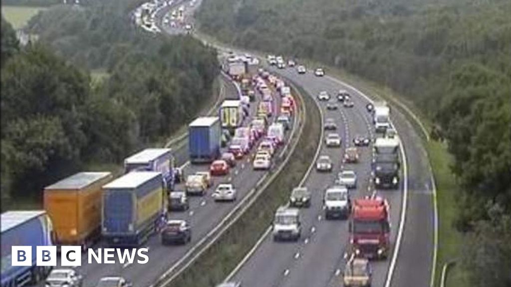 M1 closure: Police probe link to earlier bridge crash - BBC News