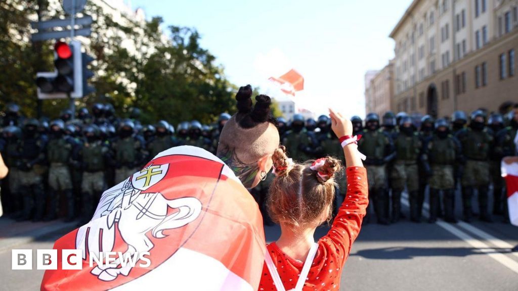 Belarus: Stand-off between protesters and riot police at rally