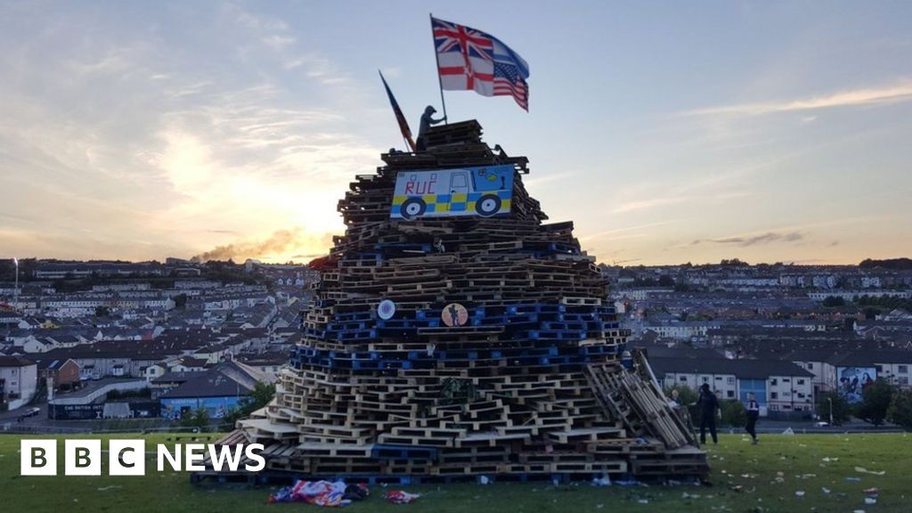 Londonderry bonfire: Flags burned and missiles thrown - BBC News