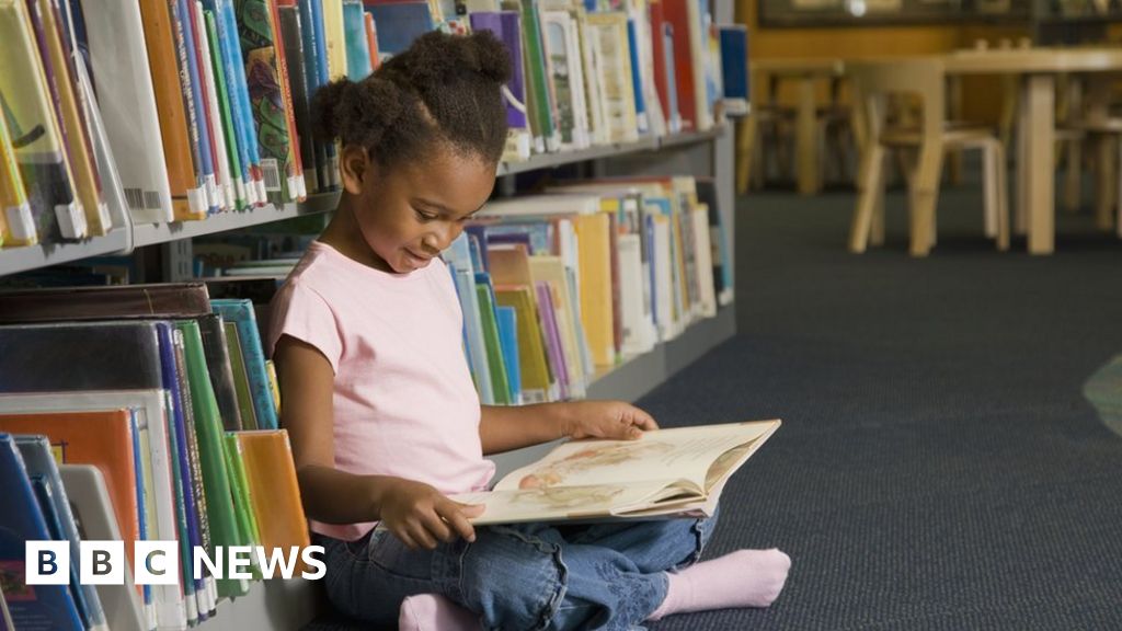 Summer challenge to get children reading launches - BBC News