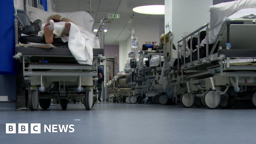 A&E: Nurse says Belfast A&E overcrowded and undignified - BBC News