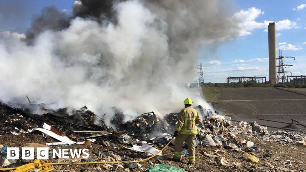 'Horrid' smell from Didcot landfill blaze - BBC News