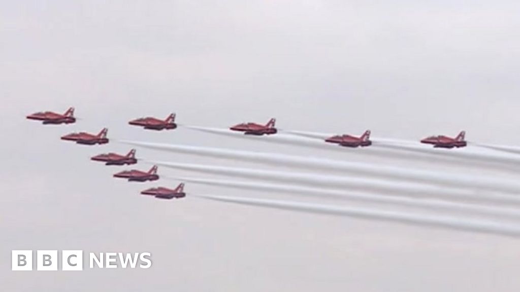 The Red Arrows show 2016 display at RAF Scampton - BBC News