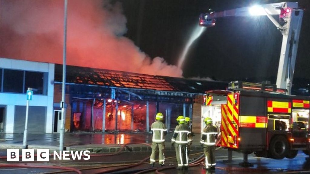 Dozens of firefighters tackle commercial blaze in Batley - BBC News