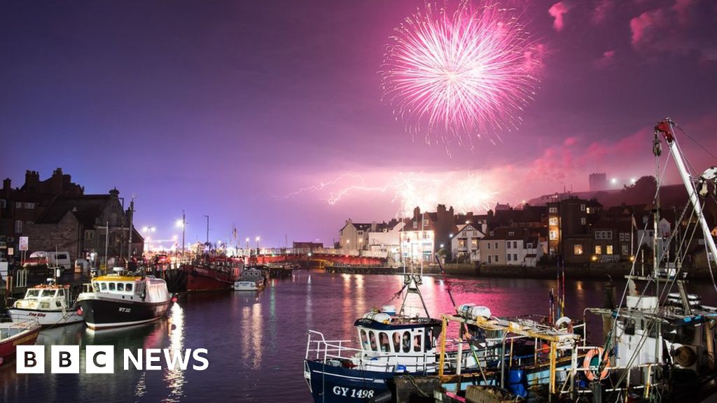 Whitby regatta: Lightning strikes during firework display - BBC News